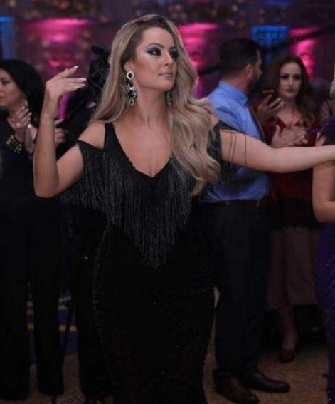 Çfarë rastësie!! Nusja e Medës dhe ajo e Sinanit me fustane të njëjtë ...