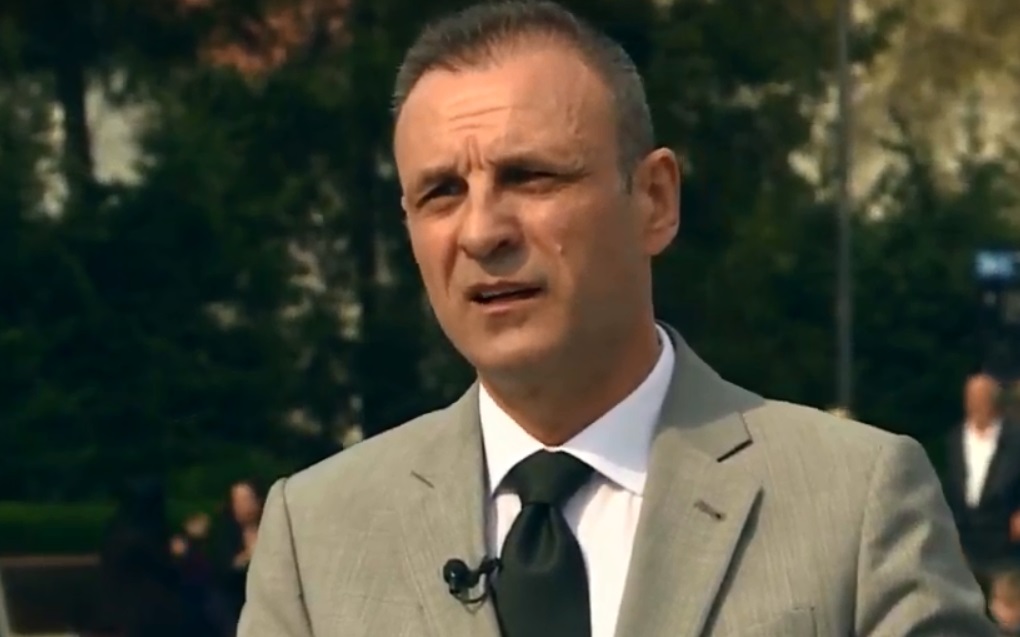 Petroviq thotë se i është bërë shtëpia si një stacion policor – Lajmi.net Petroviq thotë se i është bërë shtëpia si një stacion policor – Lajmi.net