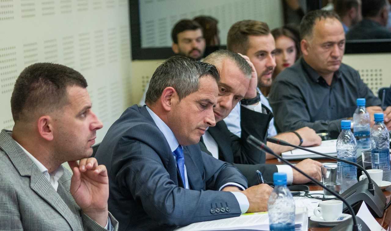 Matoshi para deputetëve: MMPH po i disiplinon operatorët – Lajmi.net