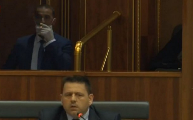 Daut Haradinaj kërkon falje për ndezjen e cigares brenda Kuvendit ... Daut Haradinaj kërkon falje për ndezjen e cigares brenda Kuvendit ...