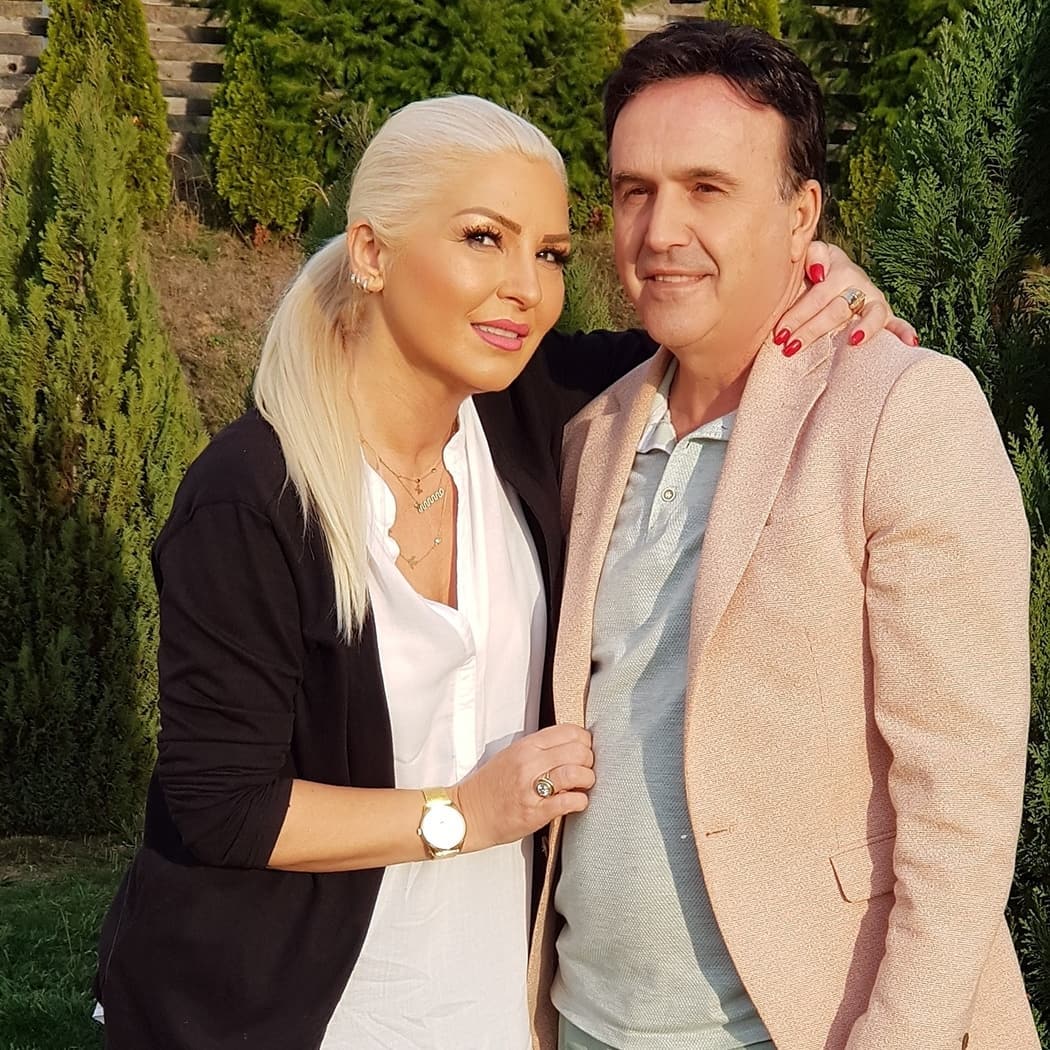 Sot është këngëtare mjaft e njohur, e njihni vogëlushen në fotografi ...