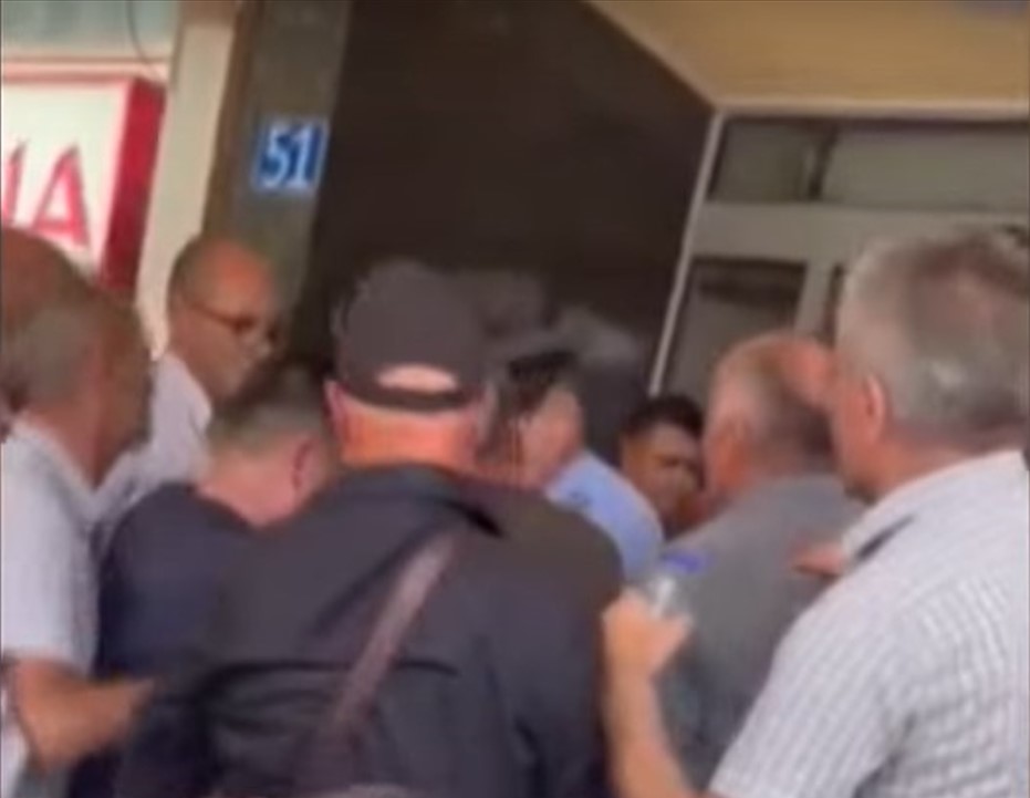 Punëtorët e “Kosova Thëngjillit” përplasen me policinë, tentojnë të ... Punëtorët e “Kosova Thëngjillit” përplasen me policinë, tentojnë të ...