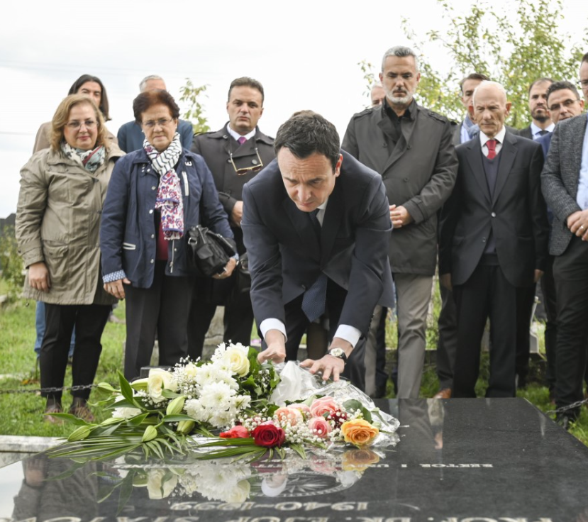 Kurti bën homazhe para varrit të profesorit Ejup Statovci – Lajmi.net