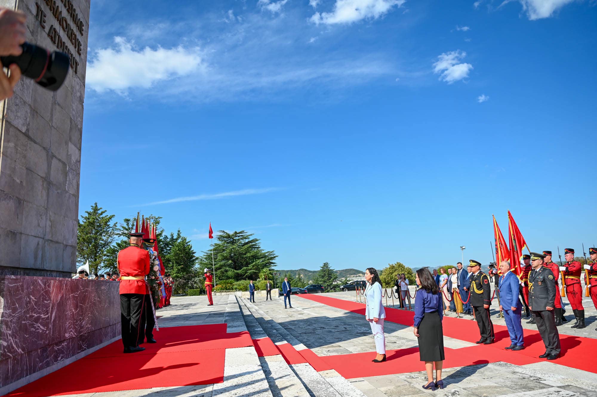 Osmani vendos kurorë lulesh në monumentin “Nëna Shqipëri” në Tiranë ...