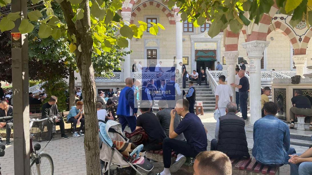 Dy persona të dyshimtë tek xhamia e madhe në Mitrovicë, numër i madh i ... Dy persona të dyshimtë tek xhamia e madhe në Mitrovicë, numër i madh i ...