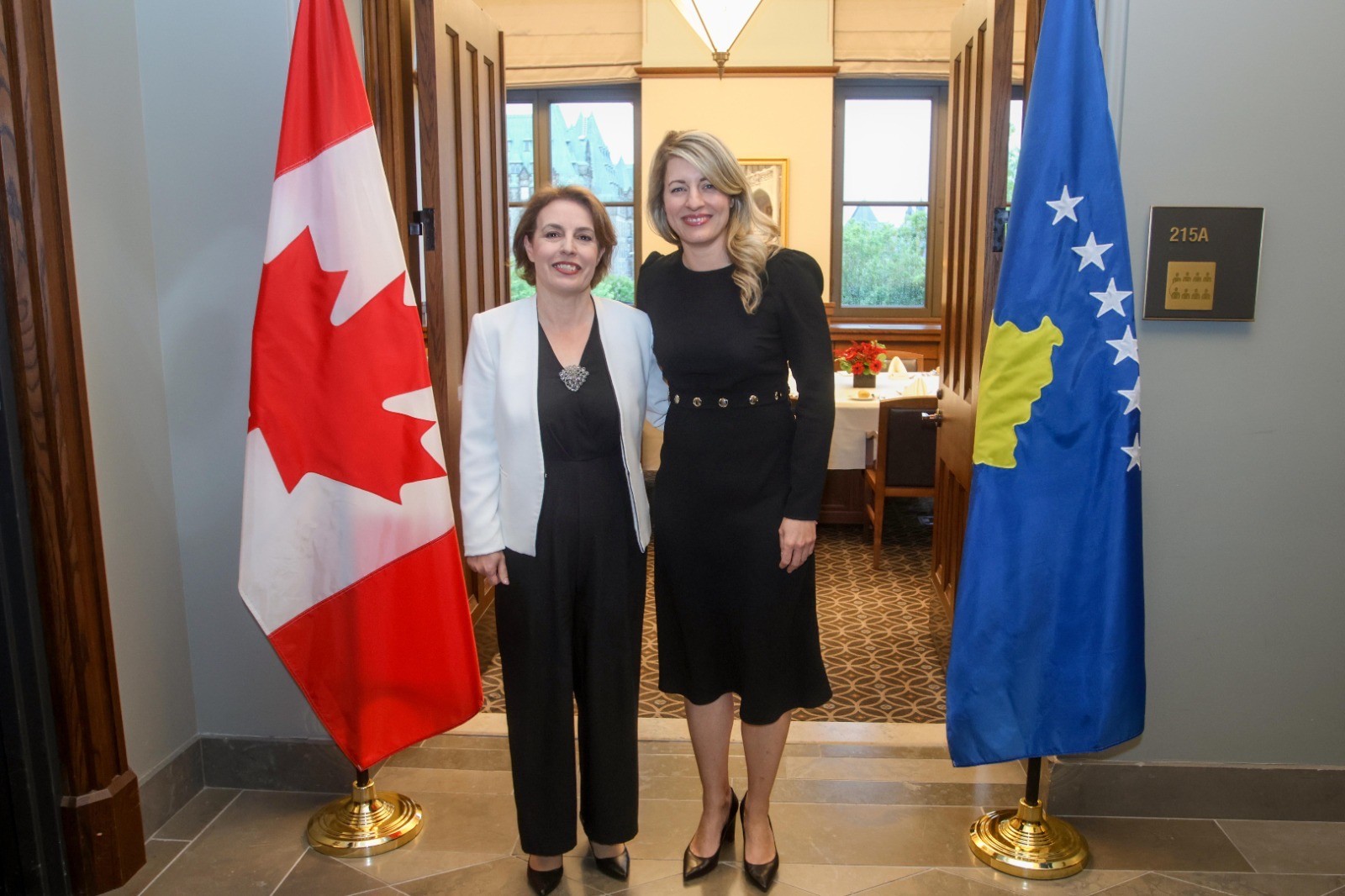 Gërvalla në Kanada, pritet ngrohtësisht nga homologia, Mélanie Joly ... Gërvalla në Kanada, pritet ngrohtësisht nga homologia, Mélanie Joly ...