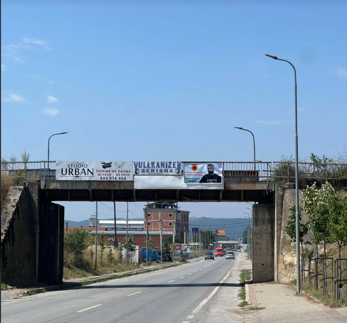 “Dy duar për një kokë e kokën për atdhe”-Vendosen pankarta me figurën e ...