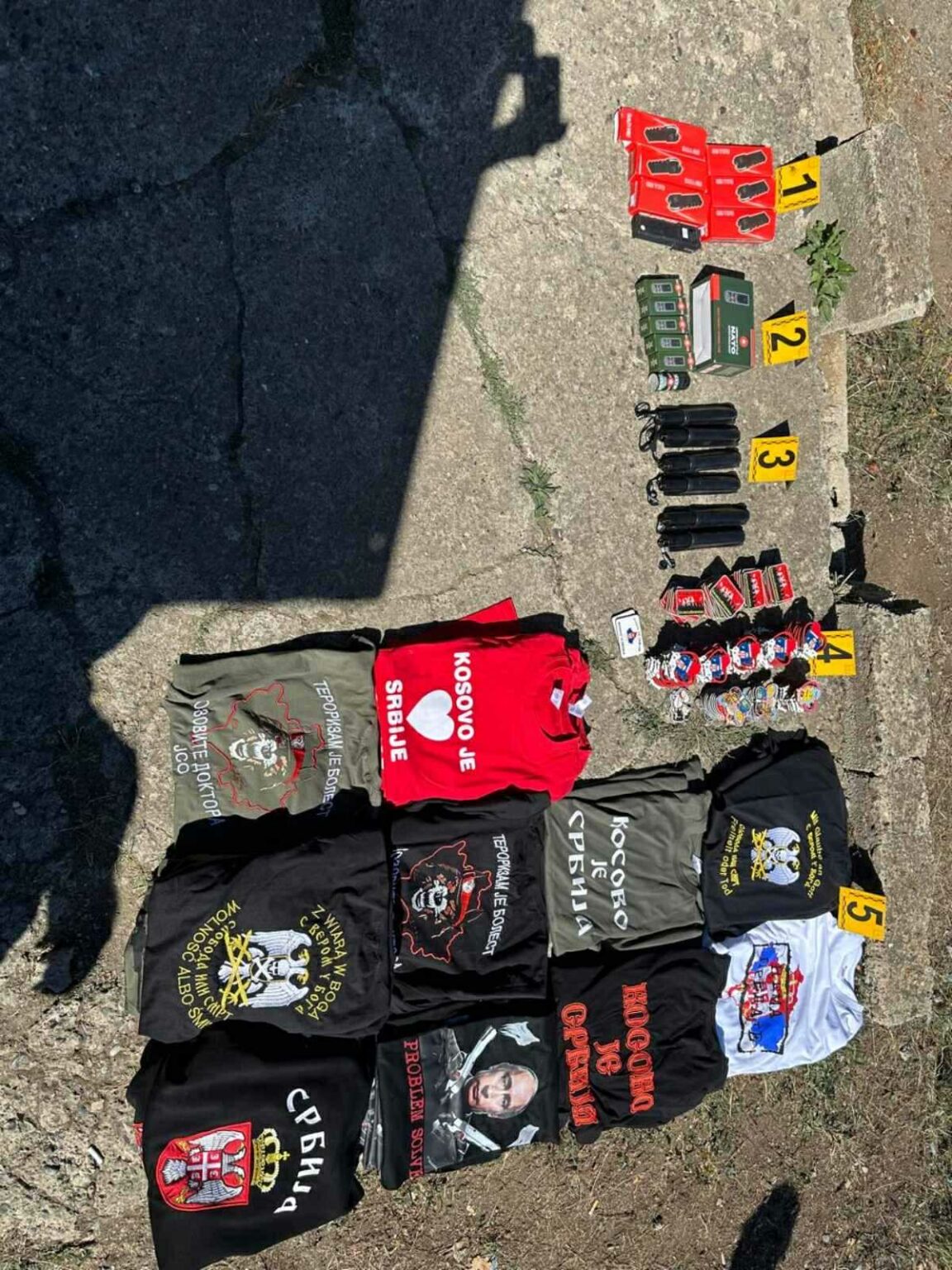 Aksion i madh i policisë në veri, gjenden armë dhe bluza me simbole ...