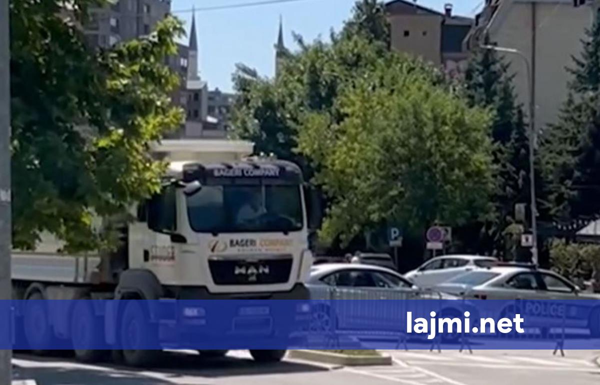 Kamionët mbi urën e Ibrit për të testuar stabilitetin, situata po ... Kamionët mbi urën e Ibrit për të testuar stabilitetin, situata po ...