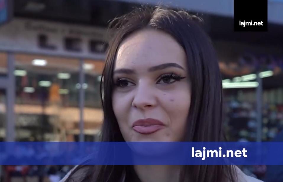 Nihuni me llapjanen e jashtëzakonshme: Vozit traktor, pren dru dhe shet ...