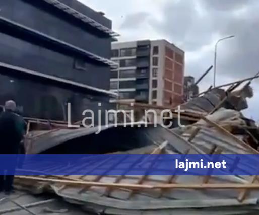 Bie kulmi i objektit të Komunës së Re në Prishtinë, dyshohet për të ...