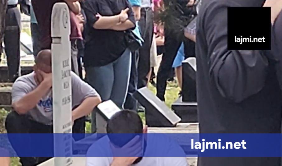 Pamje të trishta nga varrimi i 25-vjeçarit që humbi jetën në aksidentin ... Pamje të trishta nga varrimi i 25-vjeçarit që humbi jetën në aksidentin ...