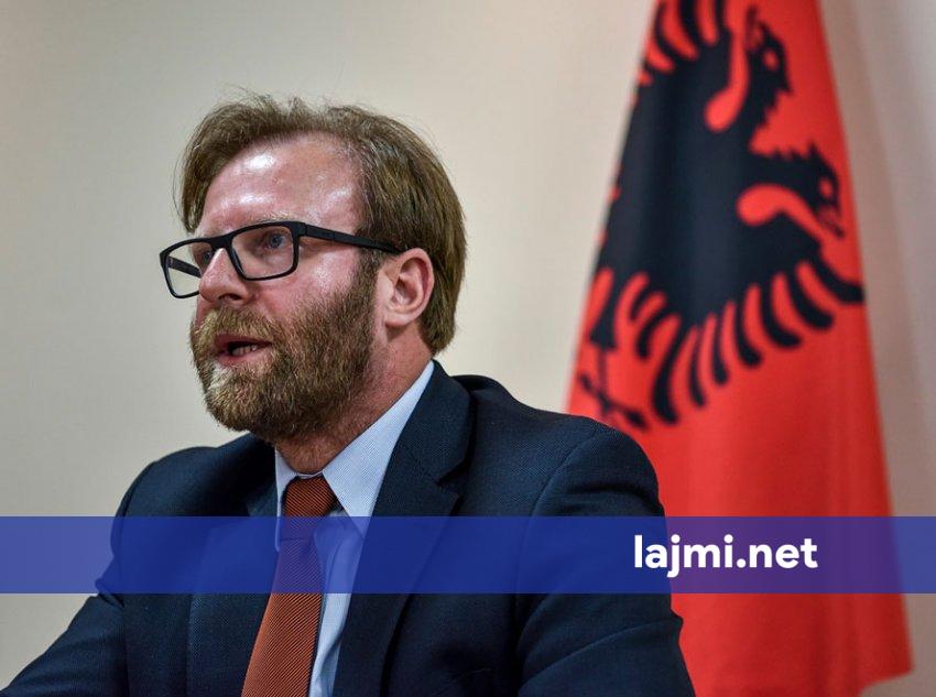 Haki Abazi “kapet” me dikë pa emër, thotë se demokracia që nuk lejon ...