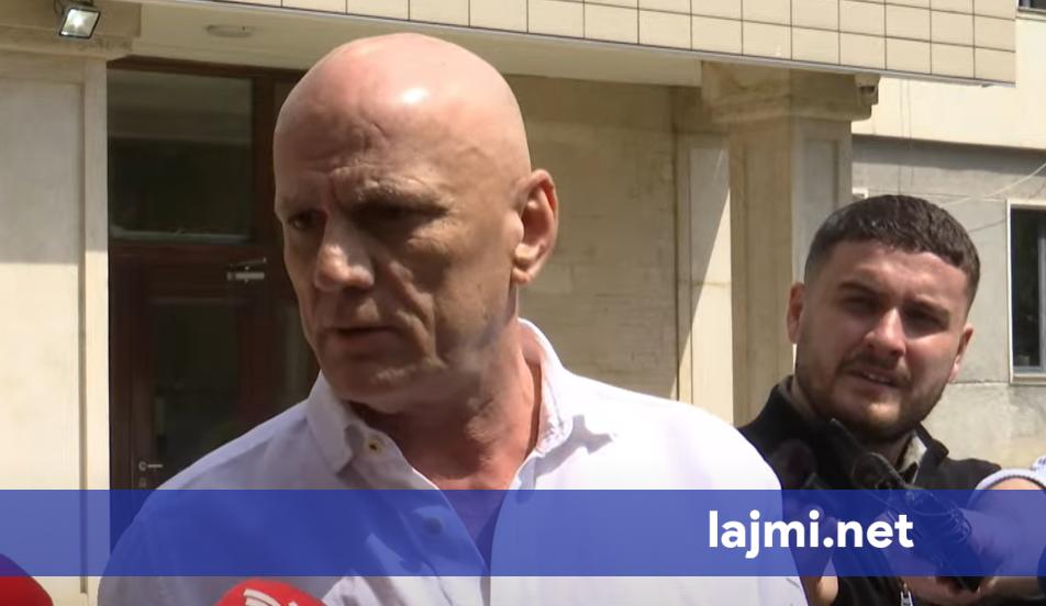 Gani Geci shkon te Kuvendi i Kosovës dhe tallet me deputetin Faton ...