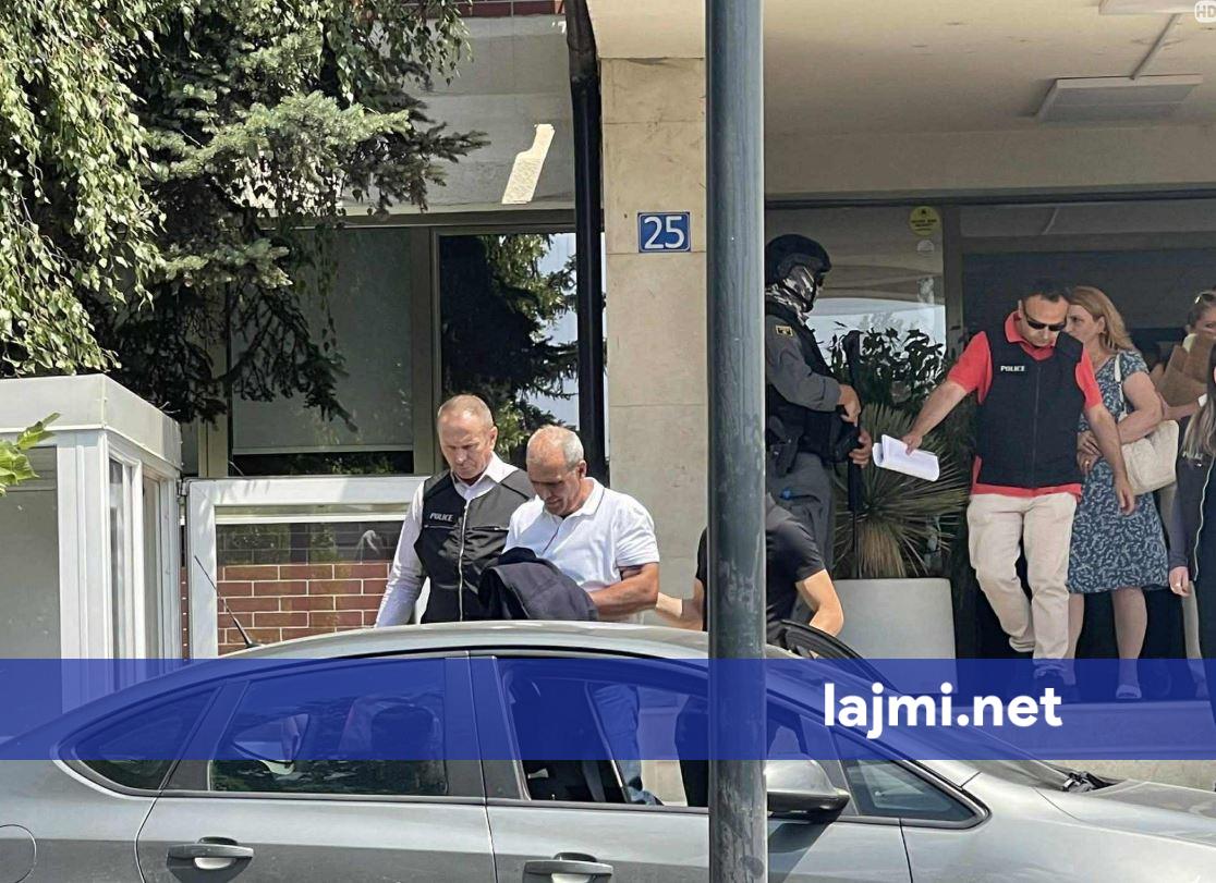 Pamje- Momenti kur zyrtarët e agjencive shtetërore dalin të prangosur ...